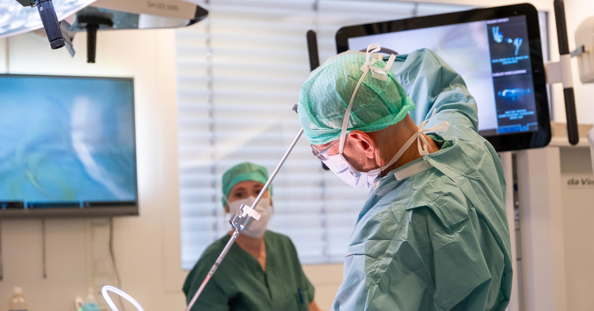 «Høyvolumdag» på robotstua gir bedre utnyttelse av operasjonsroboten ...